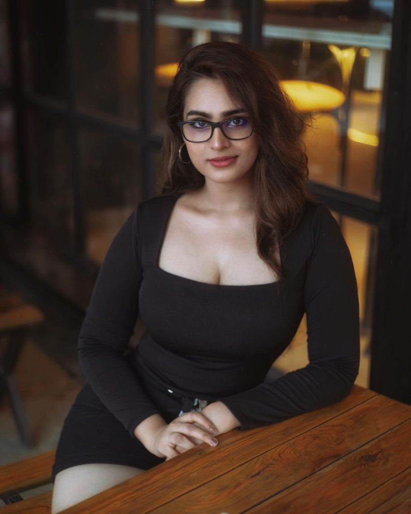 Ayesha Khan Age, Bio, Height, Career, Bra Size, Net Worth